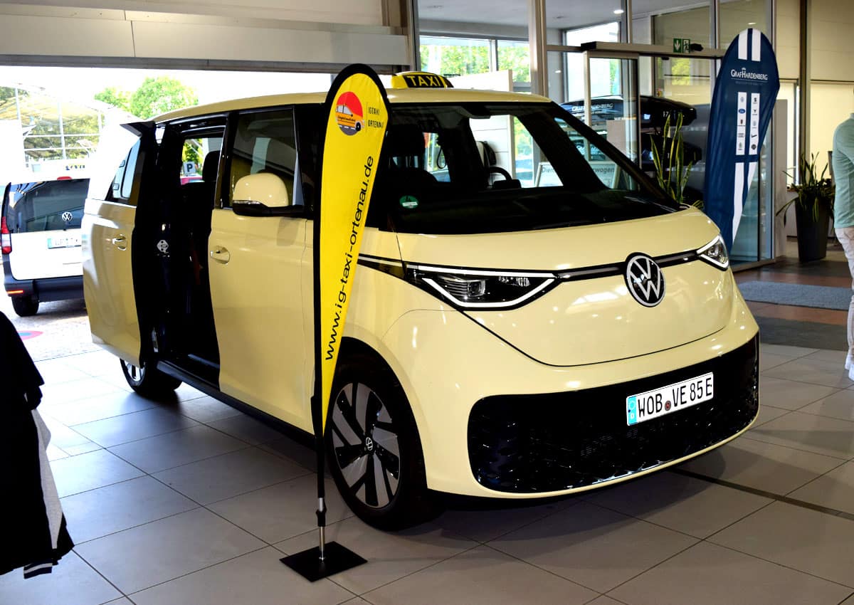 VW-Taxi trifft seine Kunden | Taxi Times